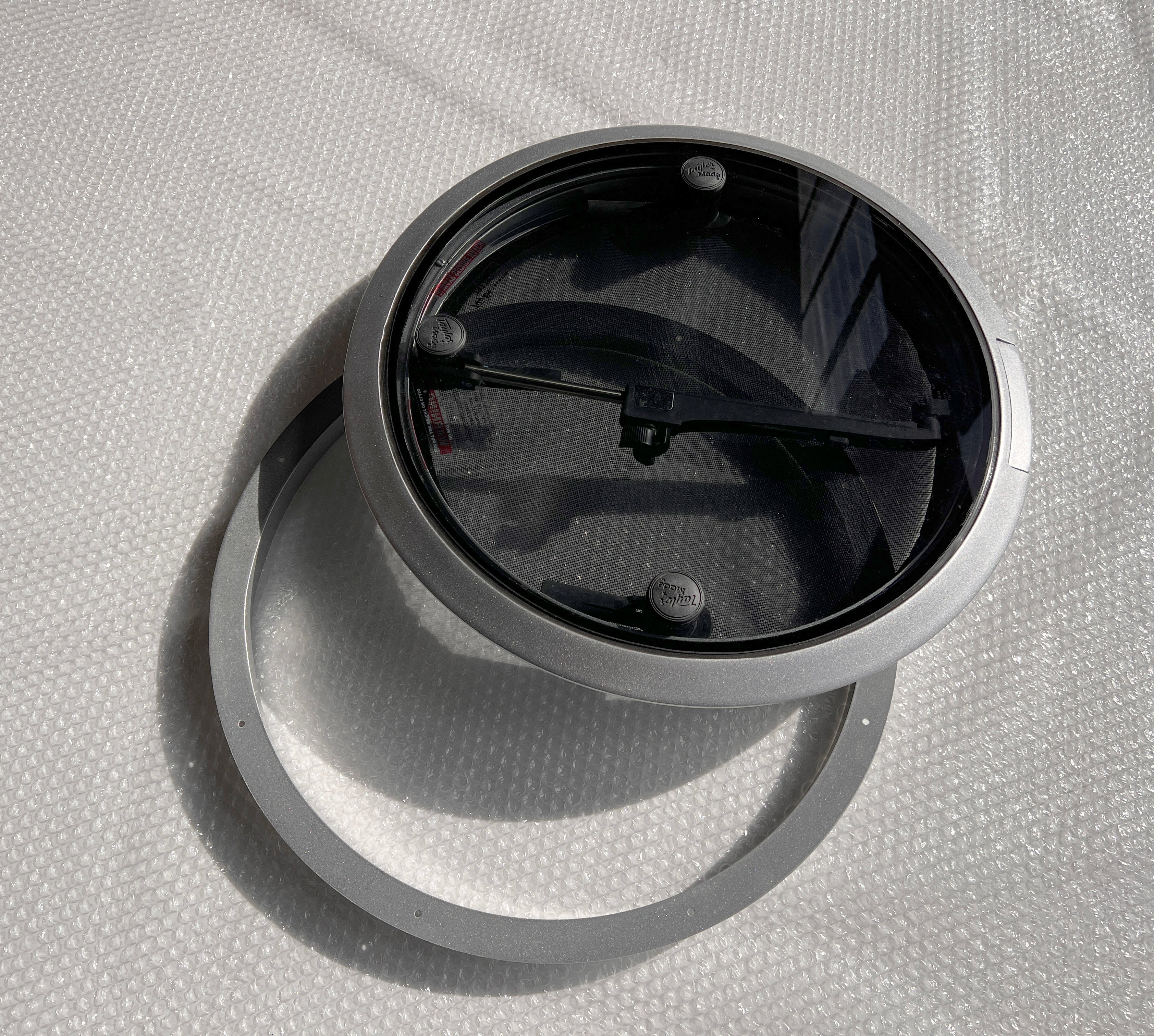 Marine Hatch Round 17"R 420mm with flyscreen and trim ring – Sandbrooks